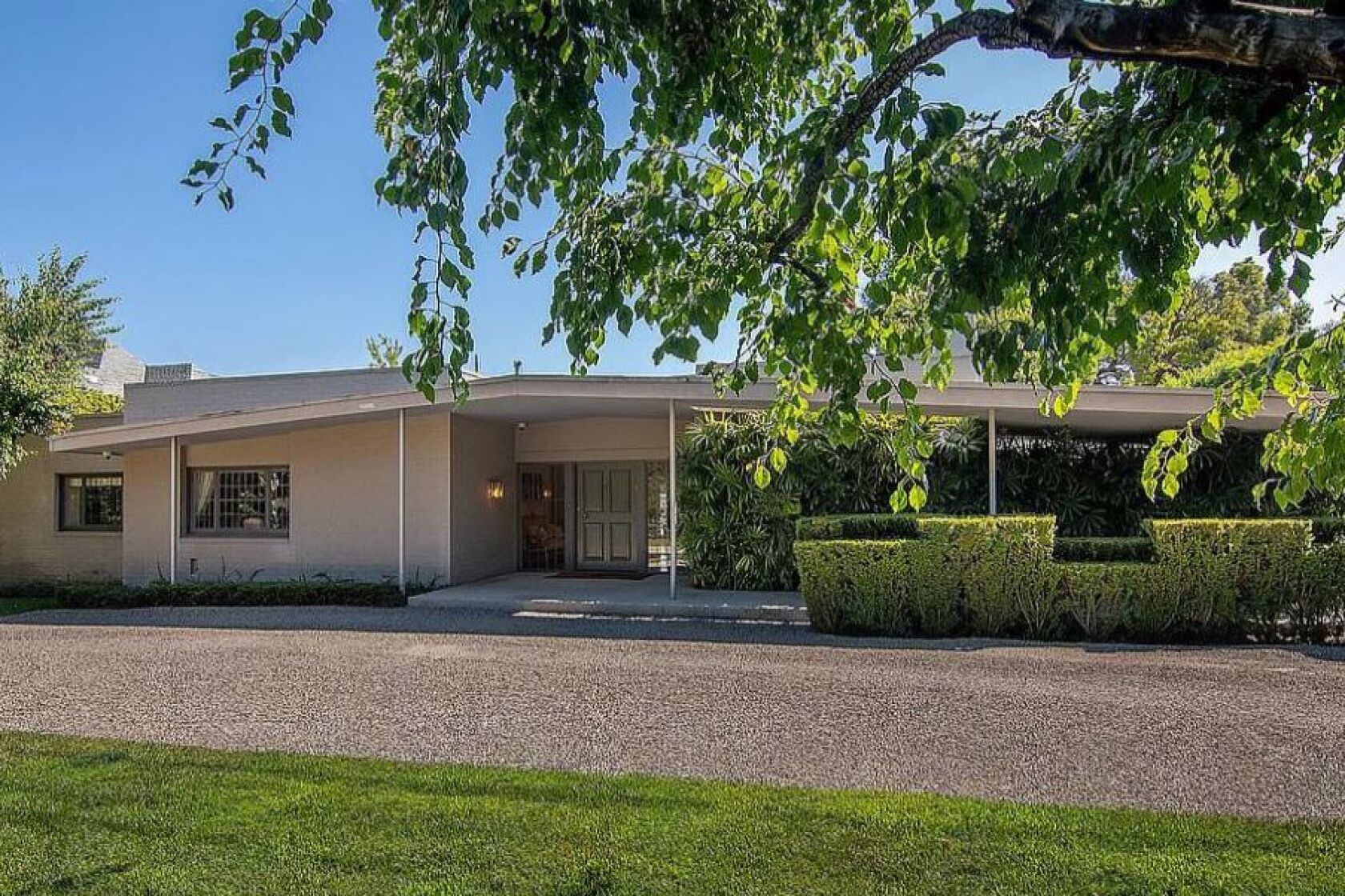 Onetime Beverly Hills home of actress-singer Doris Day lists for $14.5 ...