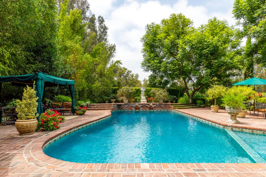 Hot Property: Priscilla Presley selling longtime Beverly Hills home ...
