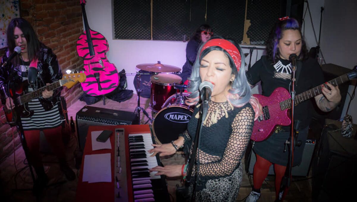 Muere fundadora de Ultrasónicas - Los Angeles Times