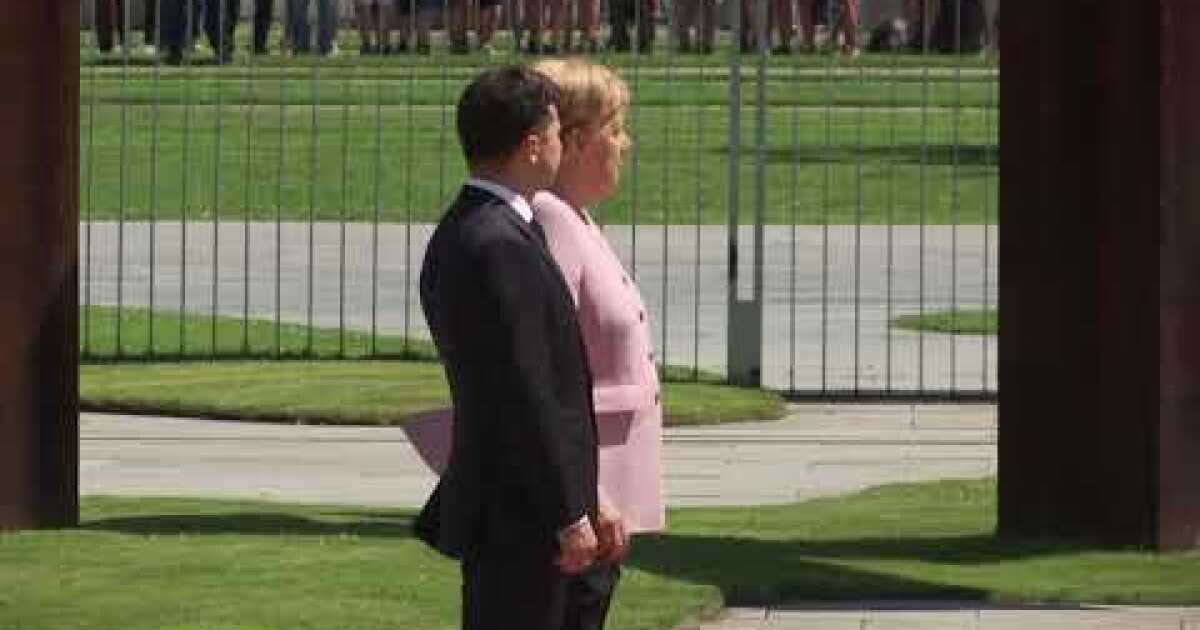 Merkel visibly shaking during ceremony - Los Angeles Times