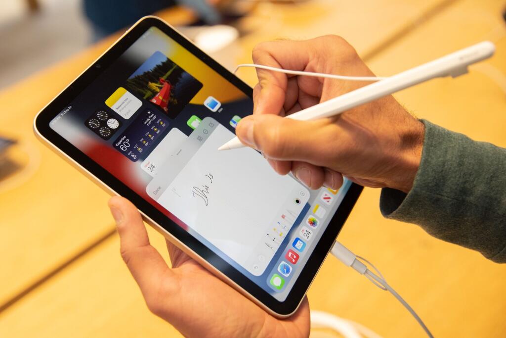 How Apple redesigned iOS to transform its long-awaited foldable iPhone ...