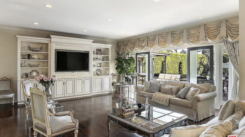 Onetime Beverly Hills home of actress-singer Doris Day lists for $14.5 ...