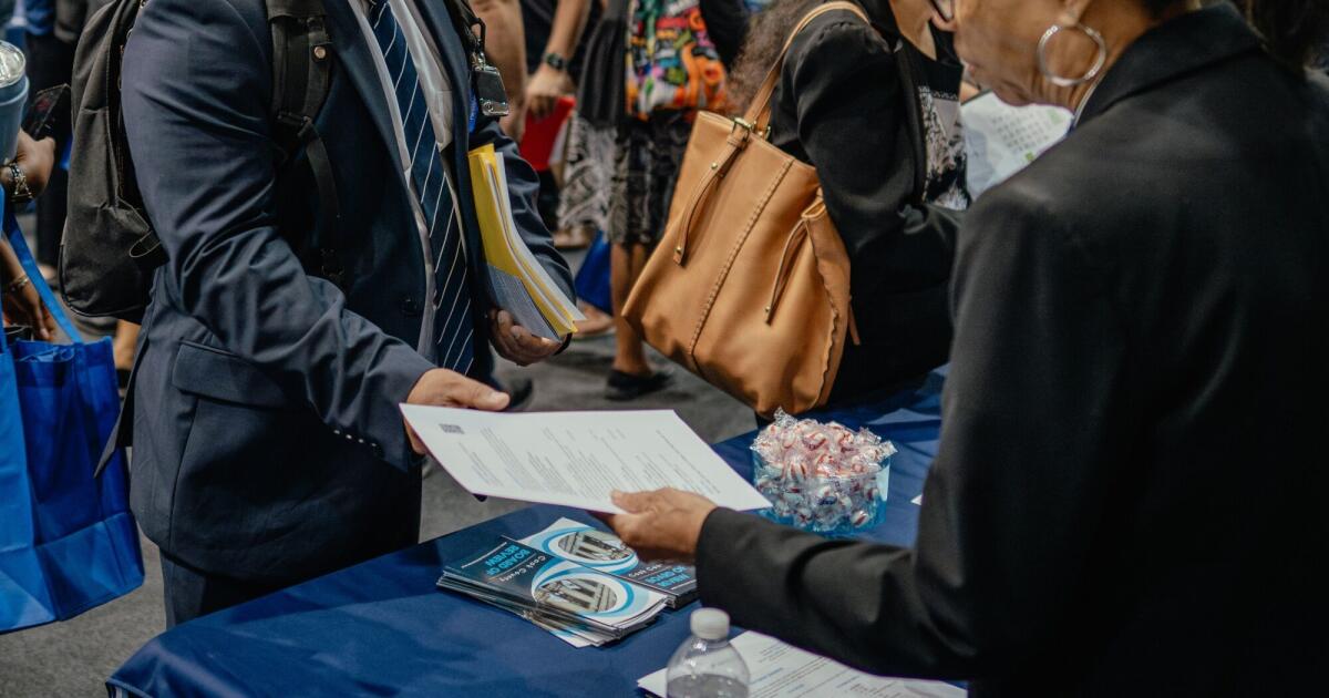 Jobless claims slide during Christmas week - Los Angeles Times