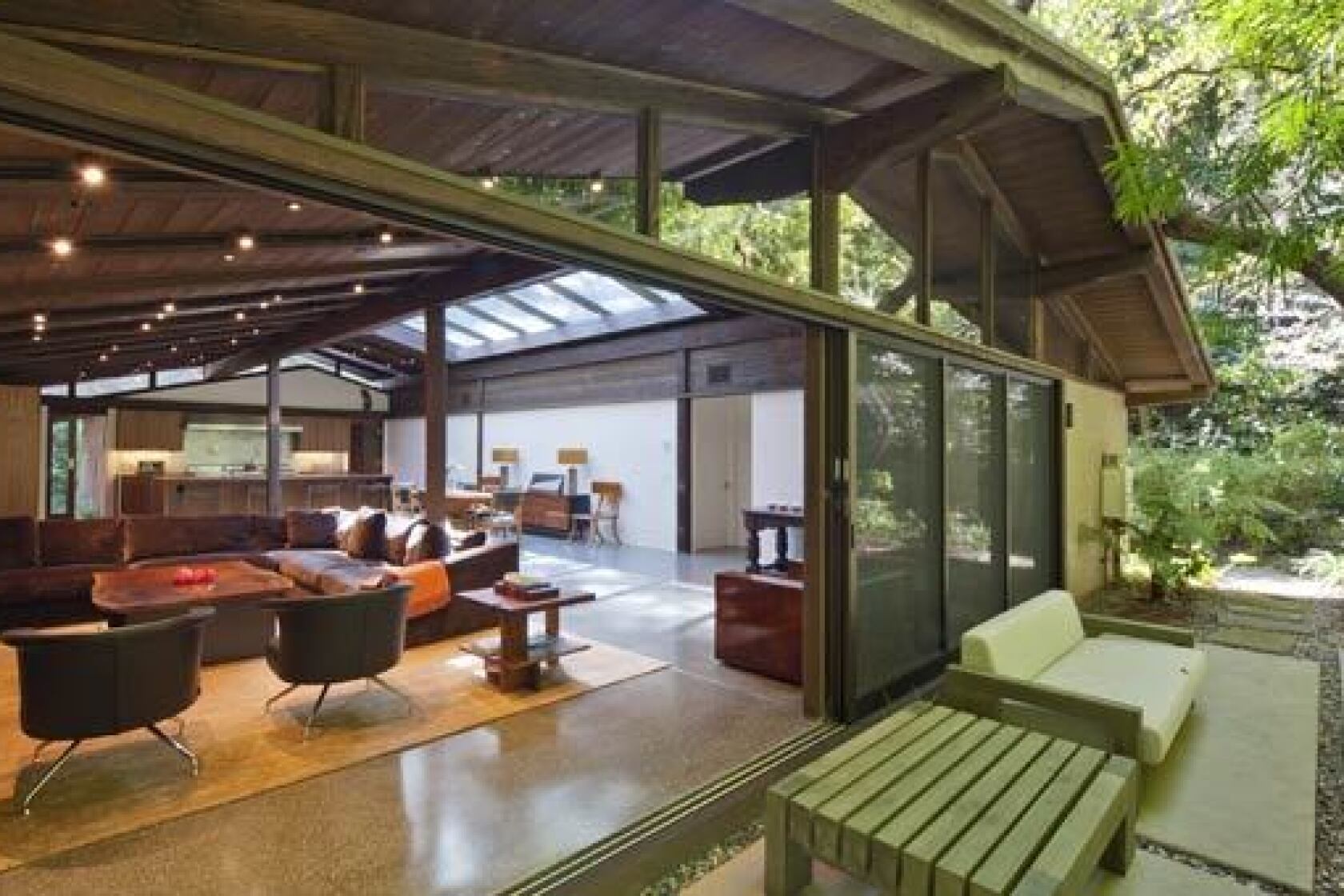 'Modern Family' man Ed O'Neill buys Robert Richardson's Brentwood home ...