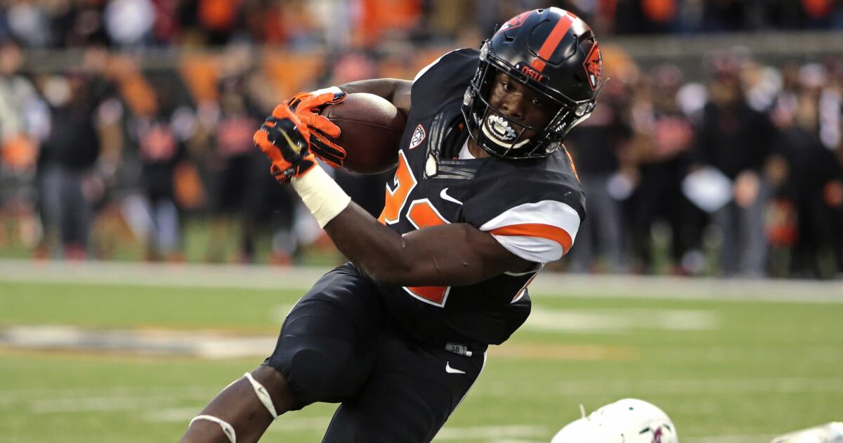 UCLA and USC losing local football recruits to Pac-12 rivals - Los ...