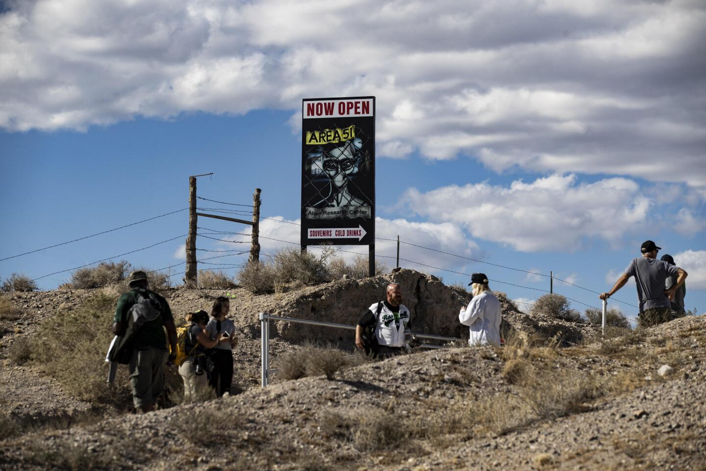 Apenas cientos de personas llegan al Área 51 en busca de ...