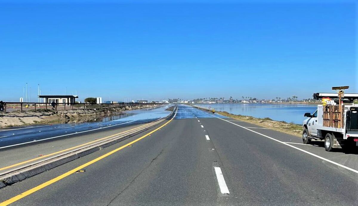 High surf closes stretch of Pacific Coast Highway in Huntington Beach ...